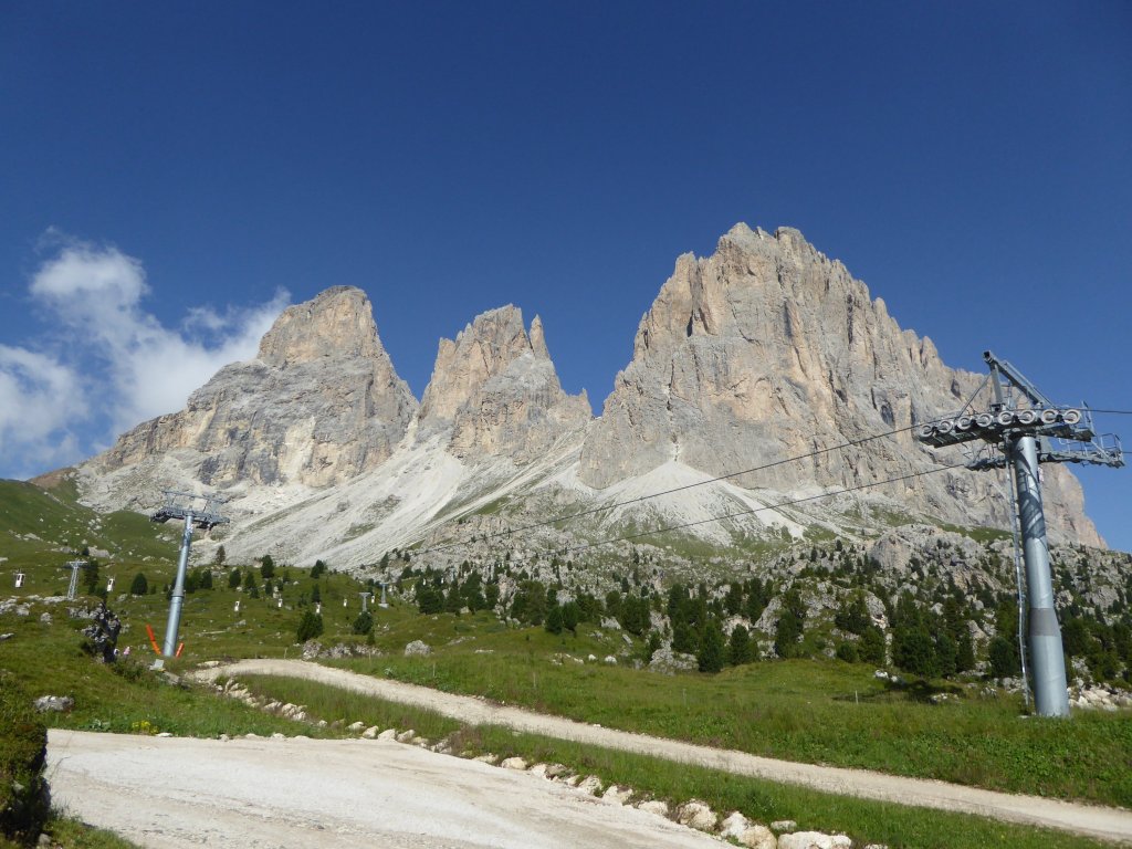 La magia della Città dei Sassi: dal Rifugio Passo Sella al Rifugio ...